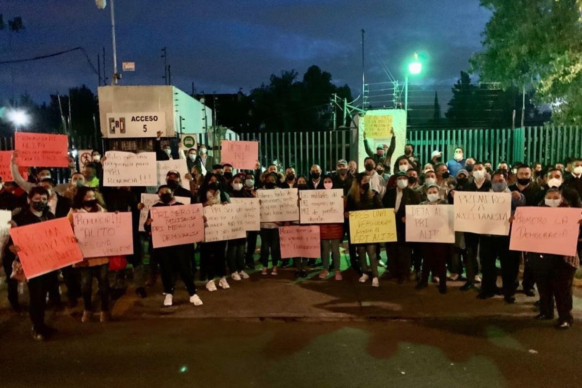 Riñas y balazos frente a la sede del PRI; exigen renuncia de Riñas y balazos frente a la sede del PRI; exigen renuncia de