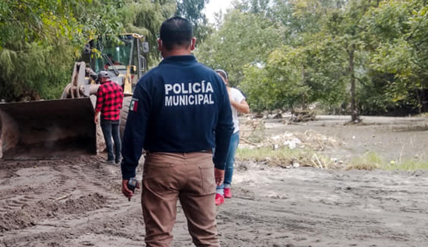 Exhiben a policía junto a mujer con poca ropa en patrulla durante ...