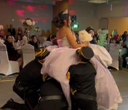 VIDEO Chambelanes no aguantan a quinceañera y la tiran durante el vals | Quinto Poder