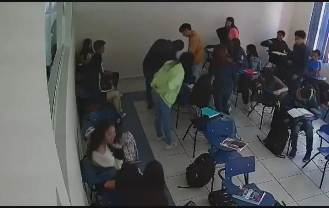 Alumno aplica ‘llave china’ a compañera en pleno salón de clases ... Alumno aplica ‘llave china’ a compañera en pleno salón de clases ...