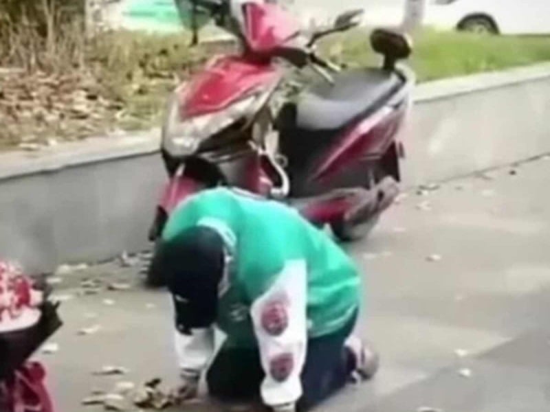 Joven se arrodilla por 21 horas para recuperar a su ex | Quinto Poder