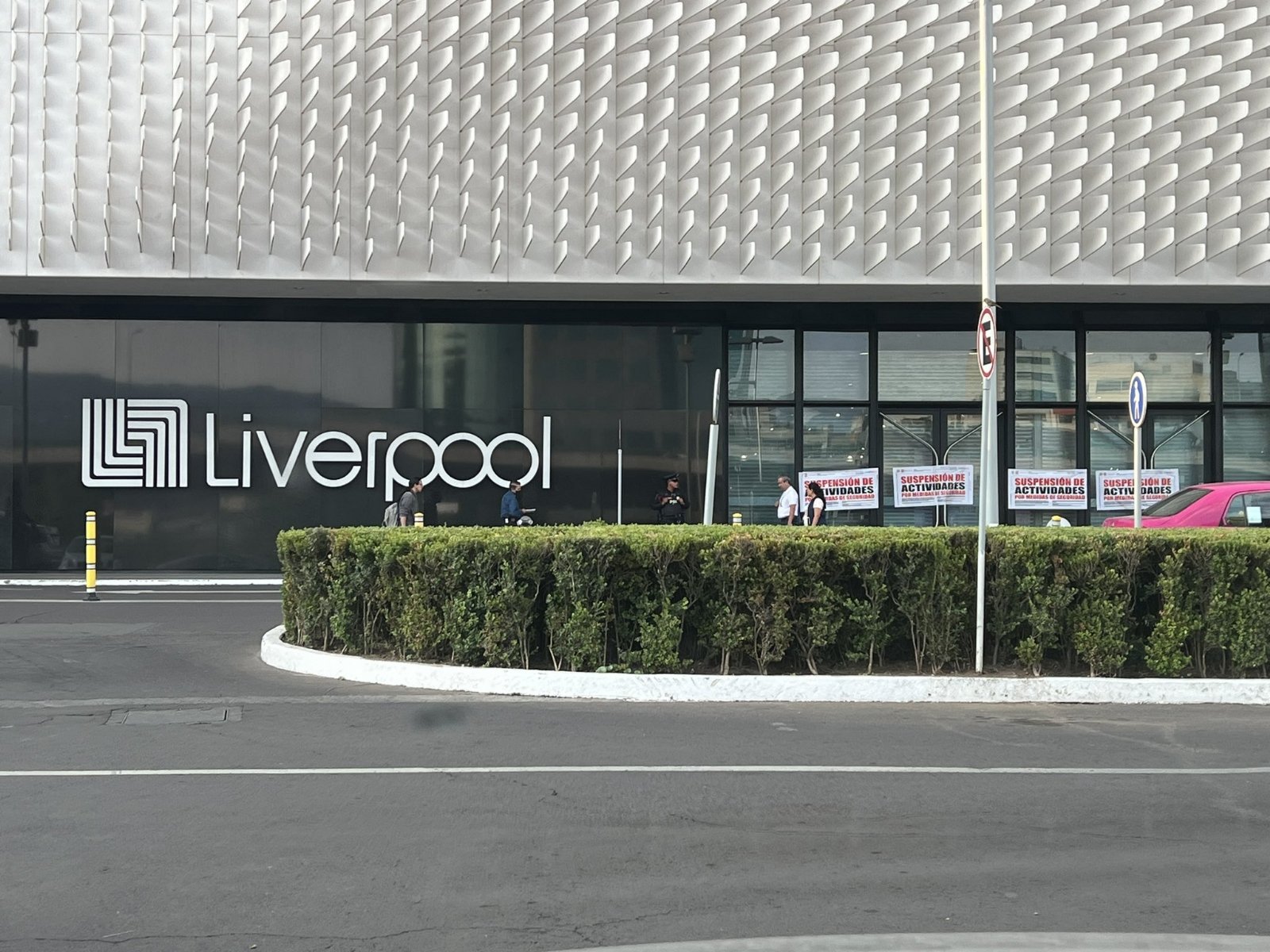 VIDEOS | Liverpool Perisur clausurado con empleados adentro ¿Cuál fue ...